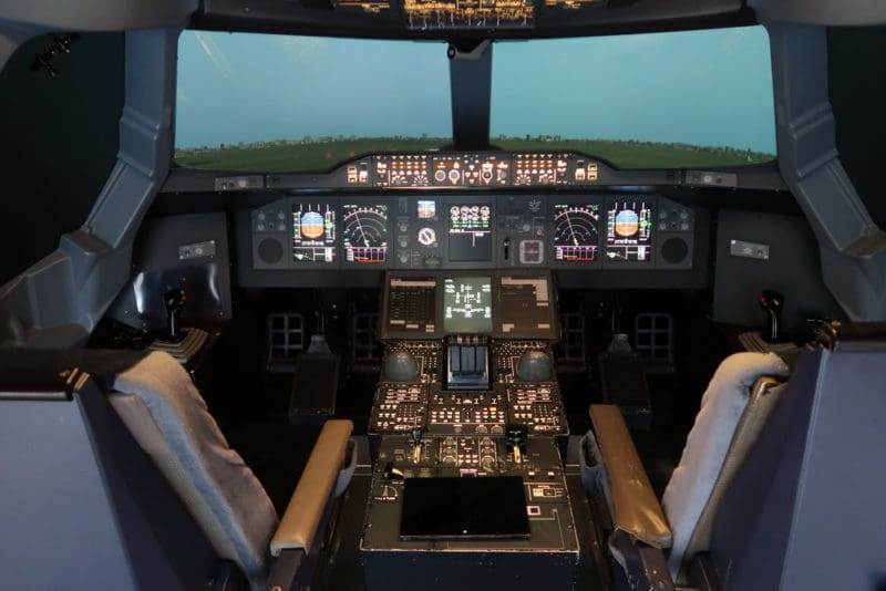 Take the pilot's seat in an Emirates A380 - SamChui.com
