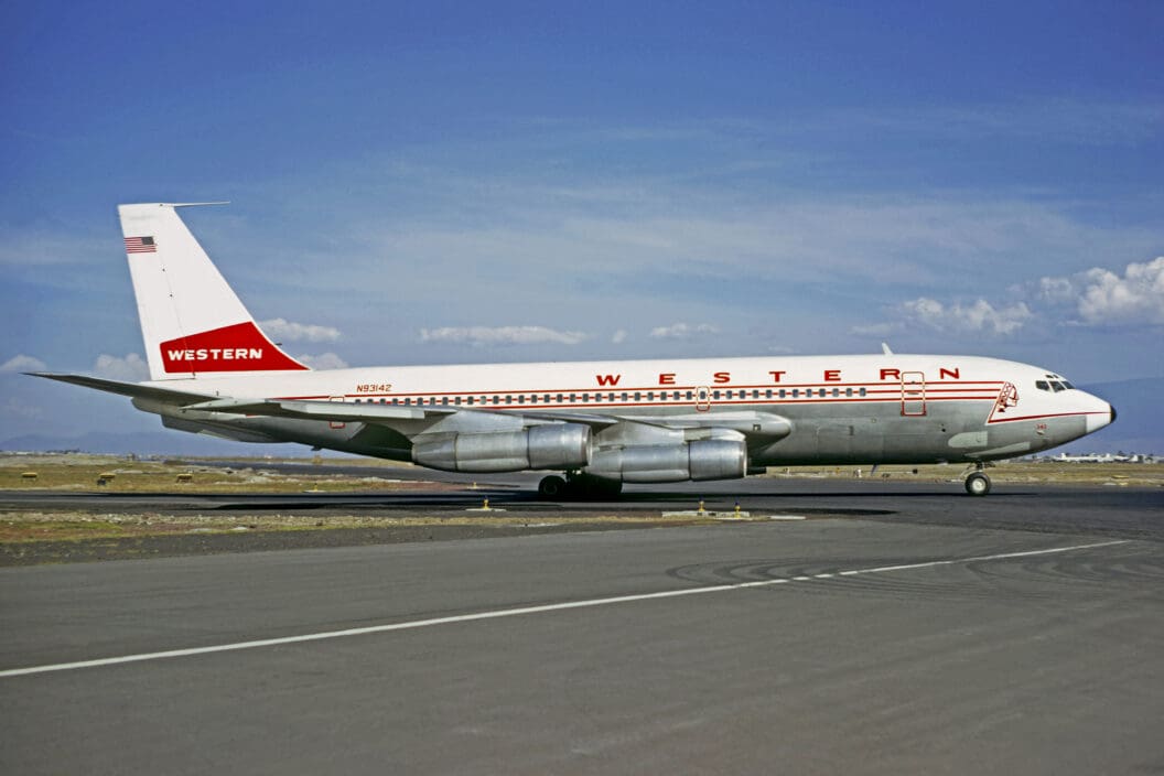 Heritage Special: Boeing's first shorthaul jet, the 720 - SamChui.com