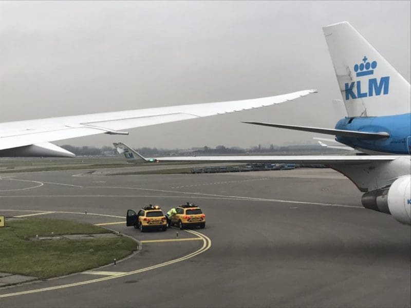KLM Boeing 747 and 787 Dreamliner collide during taxi - SamChui.com