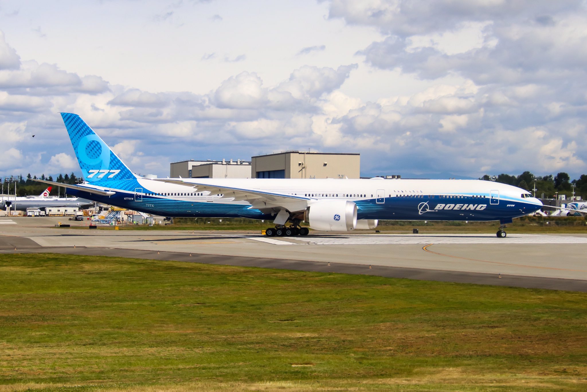 Boeing 777X Completes The First Set Of Taxi Tests - SamChui.com