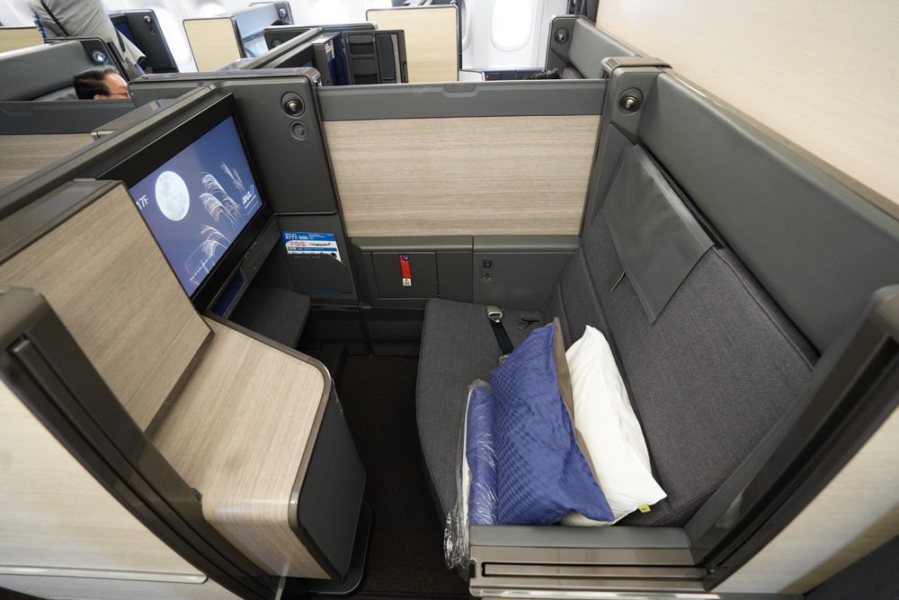 Review: ANA New Business Class "The Room" - SamChui.com