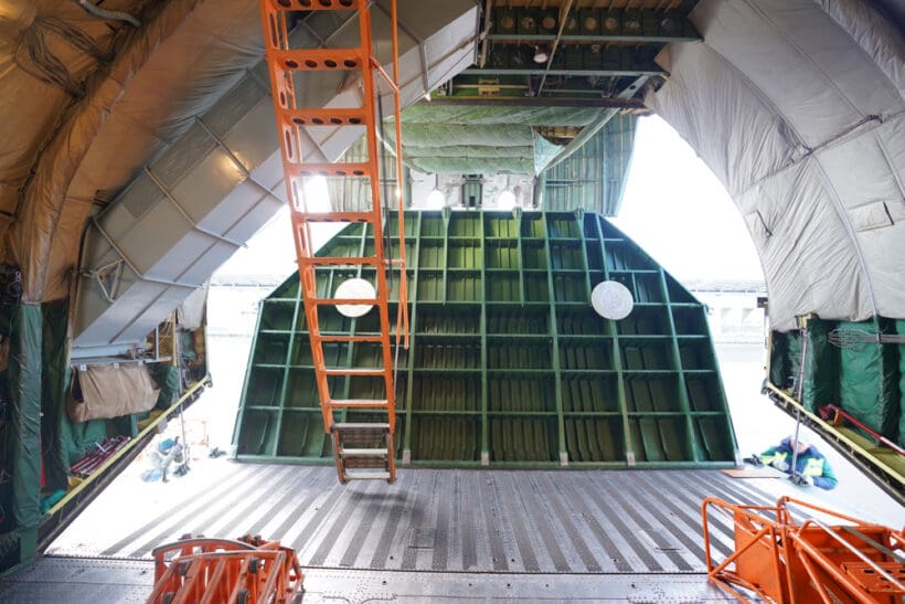Flying Volga Dnepr Antonov An-124 Cargo Transporter - SamChui.com
