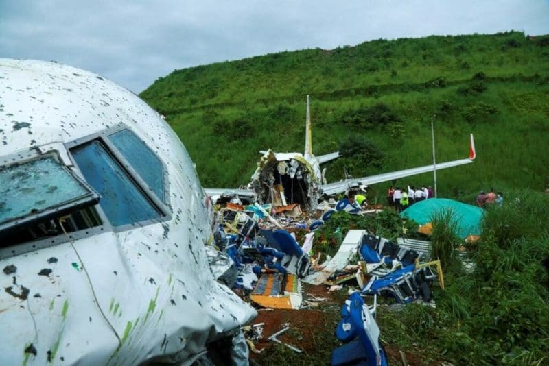Air India Express B737 Crash Landed at Calicut, Pilot killed - SamChui.com