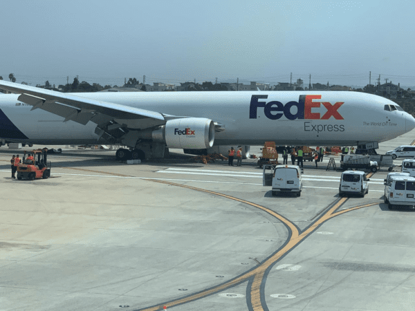FedEx B767 Makes Emergency Landing at LAX - SamChui.com