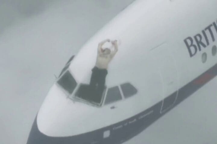 Miracle of Sichuan Airlines Flight 8633 - Pilot Sucked Out of the Cockpit