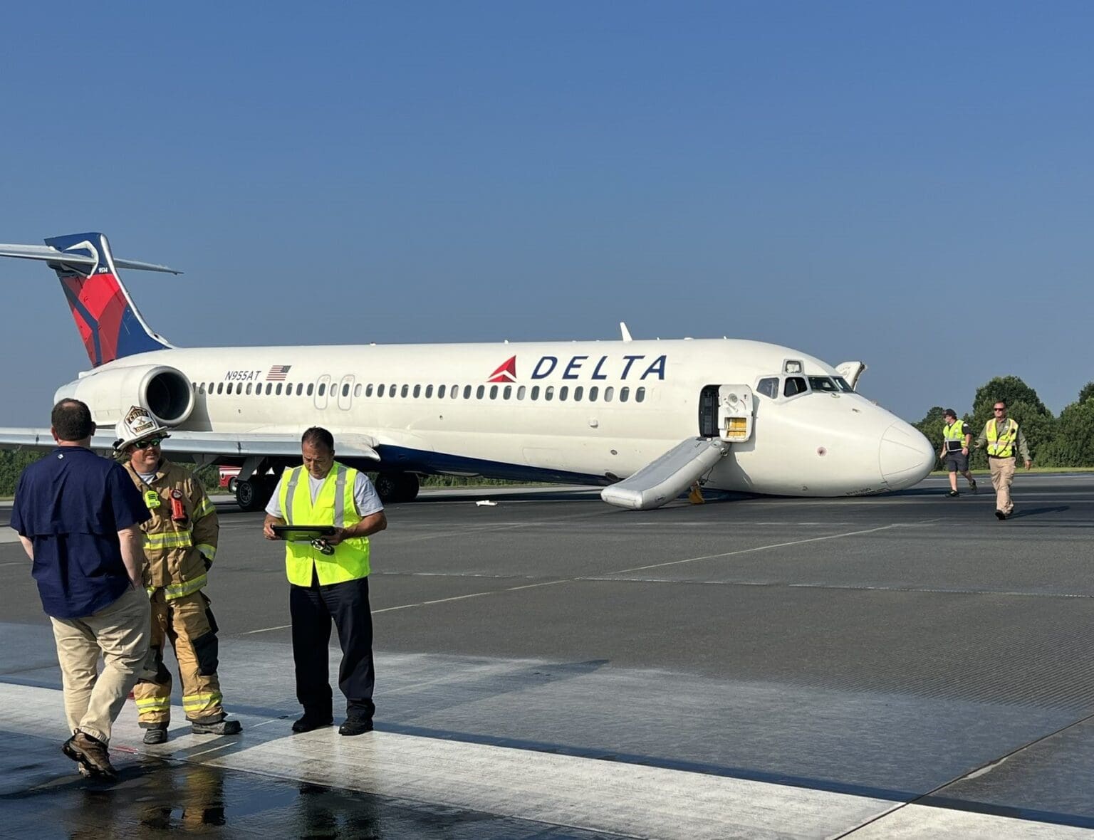 Delta Air Lines Boeing 717 Lands Without Nose Gear