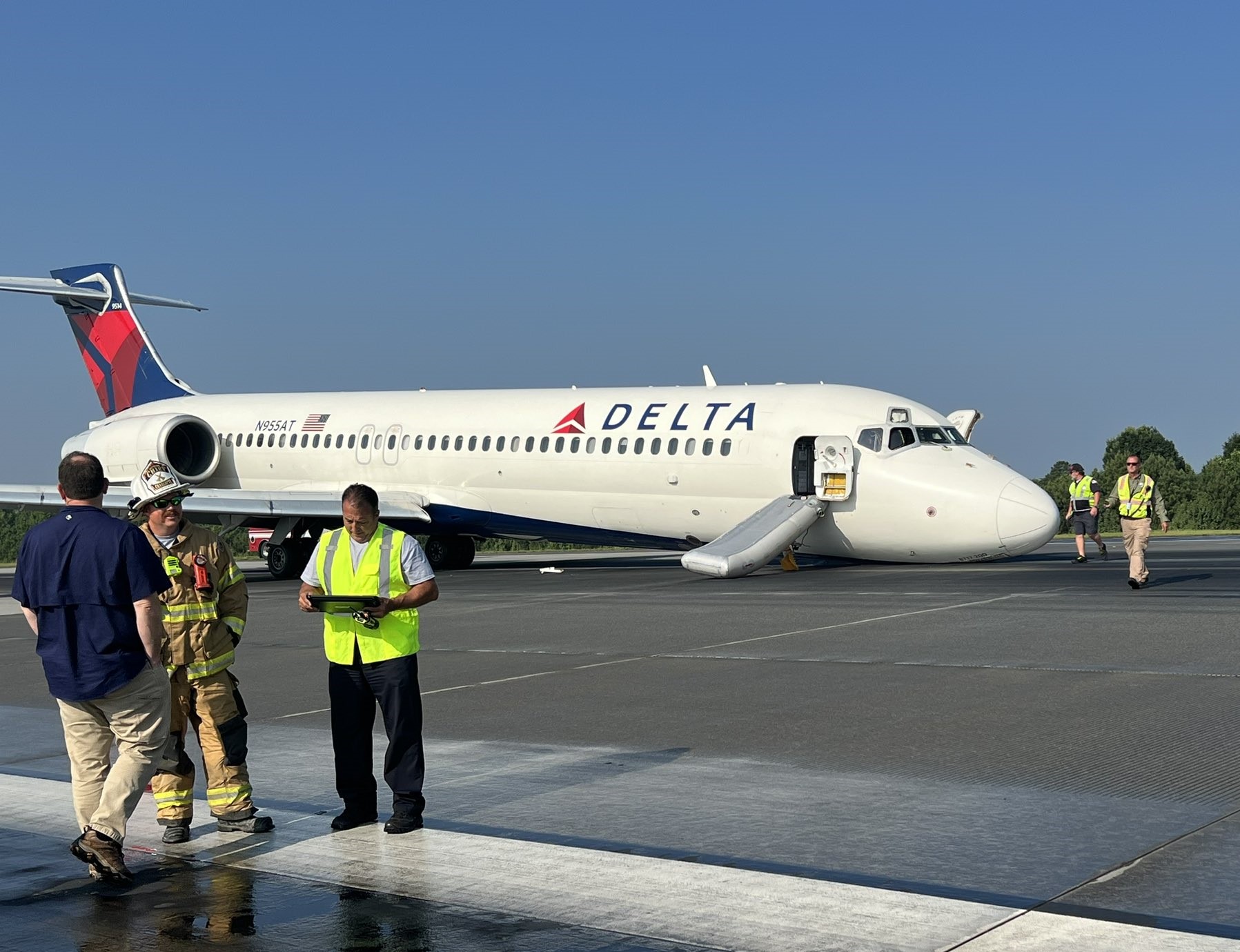 Delta Air Lines Boeing 717 Lands Without Nose Gear