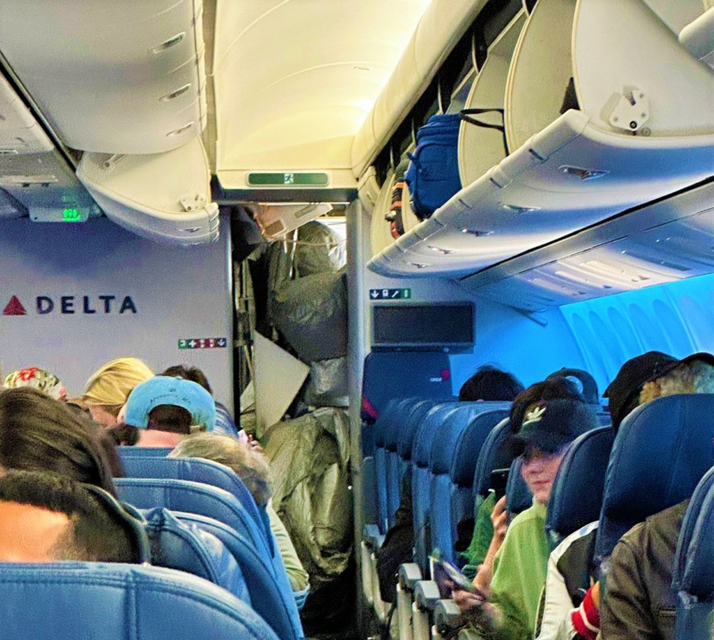 Emergency Slide Accidentally Deployed on Delta Air Lines Boeing 767