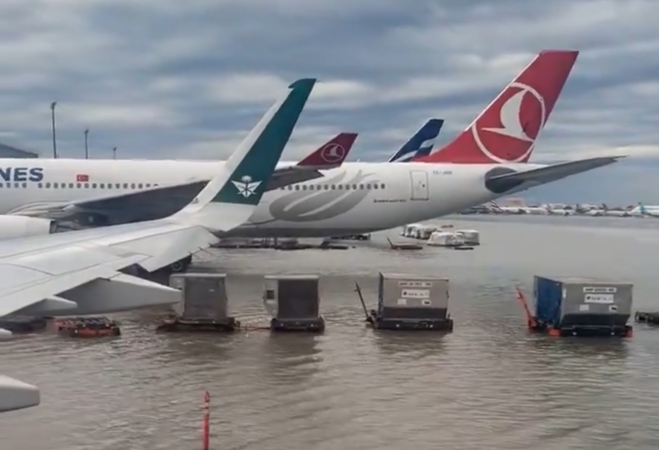 Dubai Airport Flooded - Flight Cancellation and Disruptions