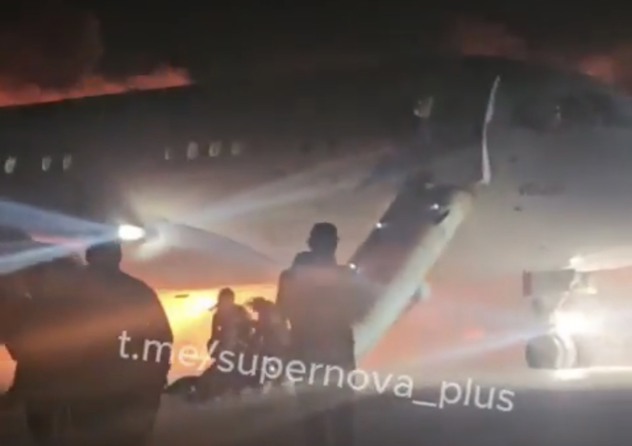 Sukhoi Superjet Catches Fire on Landing in Antalya - SamChui.com