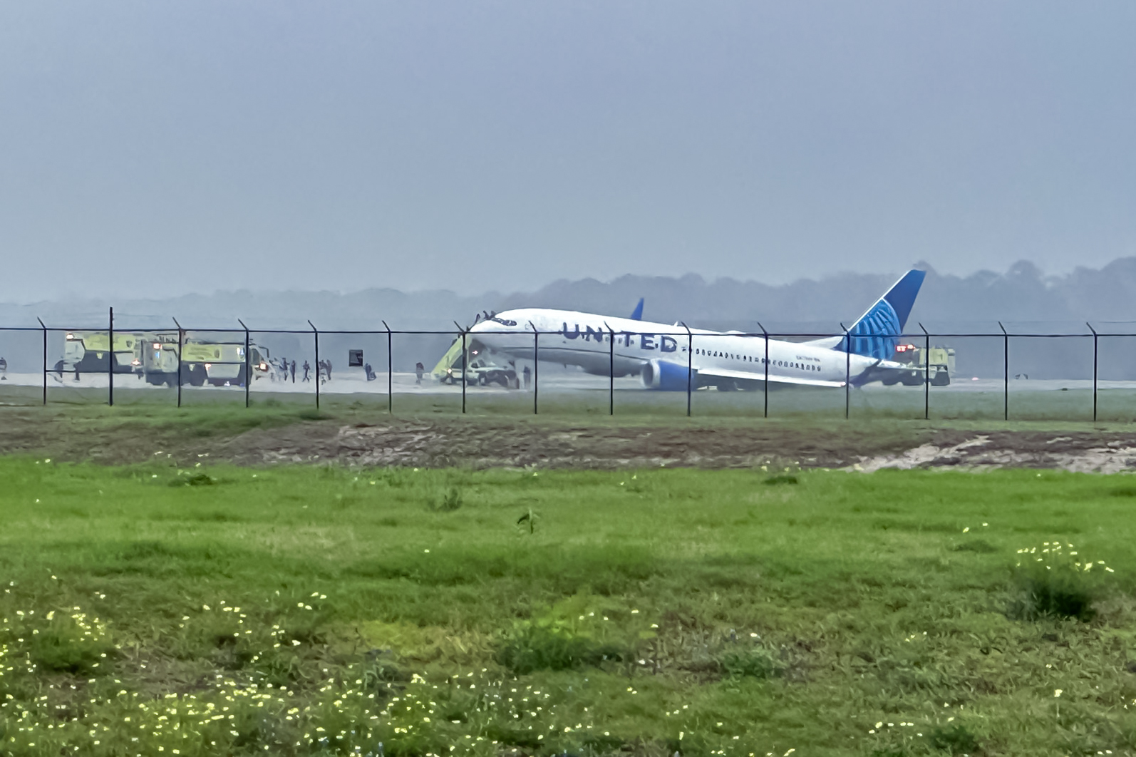 United B737 MAX Veers Off Runway with Gear Collapsed