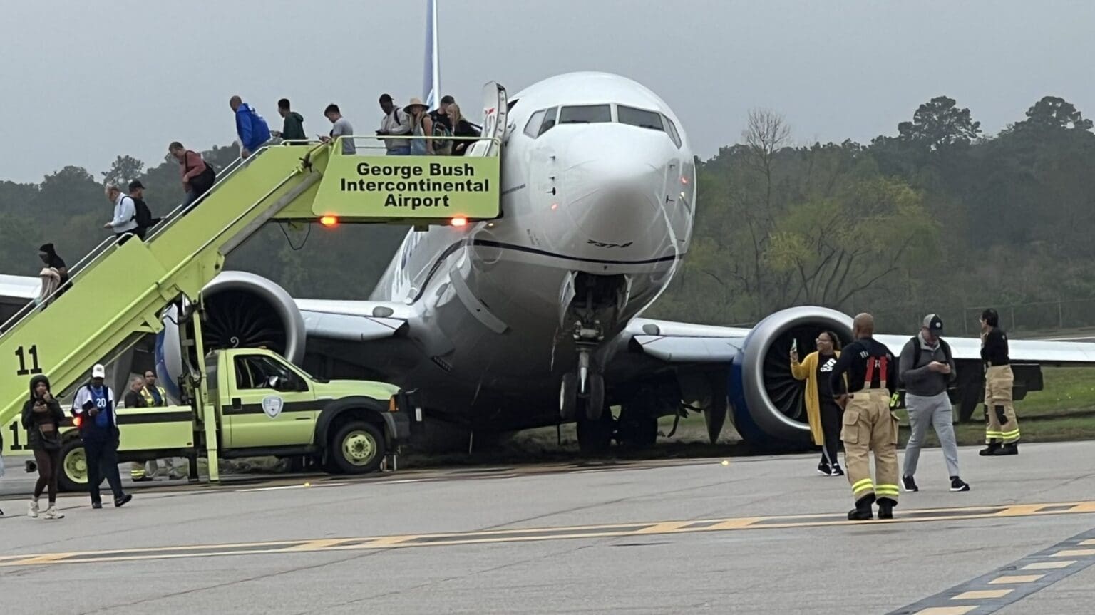 United B737 MAX Veers Off Runway with Gear Collapsed