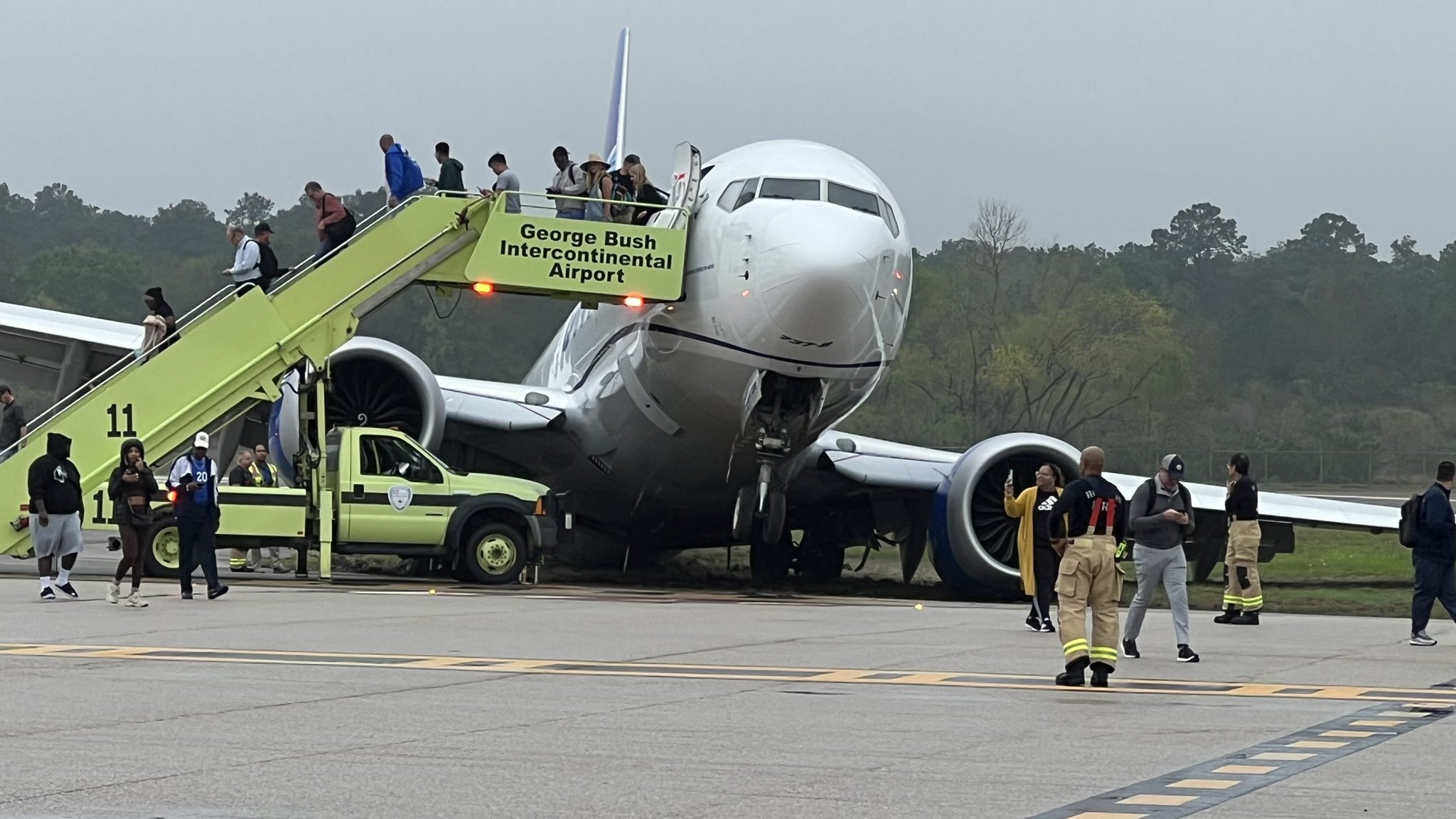 United B737 MAX Veers Off Runway with Gear Collapsed